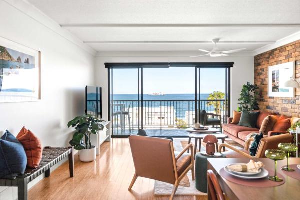 Retro Coastal Retreat With Pool And Kings Beach Views - Caloundra