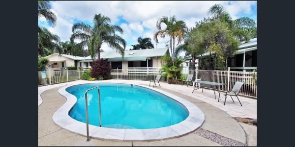 Peaceful 2-bedroom Cabin On Lagoon, Resort Pool, - Sunshine Coast