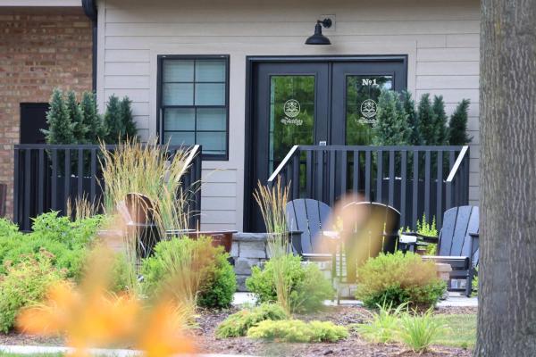 Charming Riverfront Stay - Heart Of Downtown - Elgin, IL