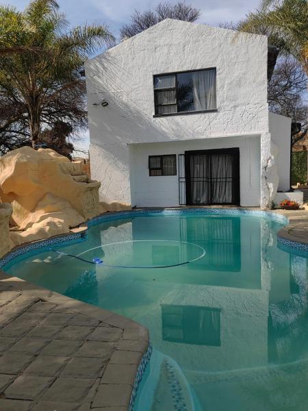Choosers Palace Hotel Pool Upstairs - Edenvale