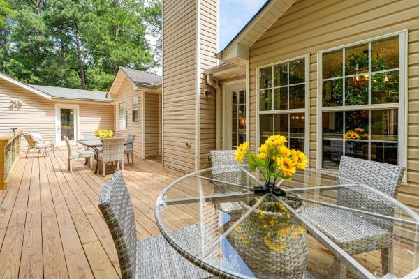 Near Lake Allatoona! Suburban Home W/ Deck & Yard - Dallas, GA