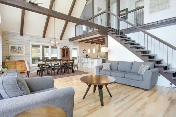 The Lake Escape - Waterfront, Hot Tub Sleeps 14! - Quebec