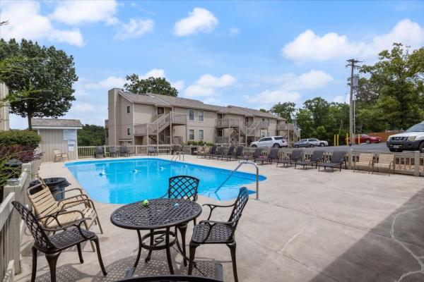 Bright Lakefront Condo With Cozy Patio, Big Views, Pools & Indian Pointe Fun - États-Unis