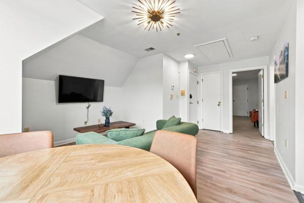 1br 1bath East Liberty Entire Apartment W Balcony - Monroeville, PA