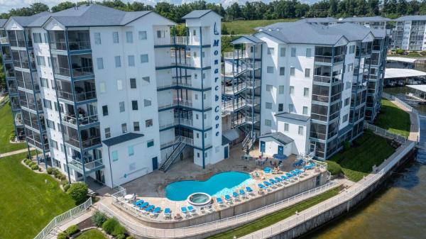 Lakefront Updated Condo At 2mm W/ 2 Pools, Hot Tub, Boat Slip - United States