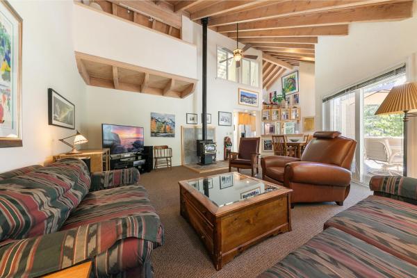Spike's Place At Tahoe Donner By Tahoe Getaways - 2br W 2 Bonus Rooms & Walking Distance To Hoa! - Truckee, CA