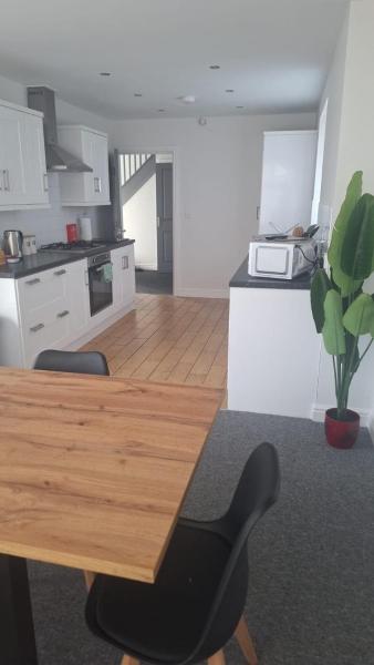 Spacious Airy Modern Private Detached House - Nottingham