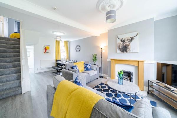 Sleeps 5, Free Parking, Stylish Spacious Home - Hull