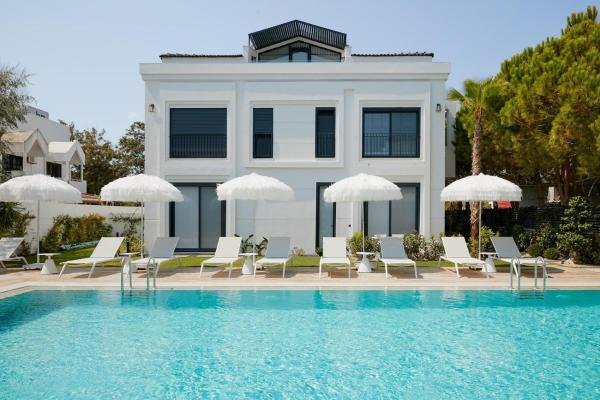 Suite Apartments With Pool, 300 M To The Beach In The Center Of Ilica - Alaçatı