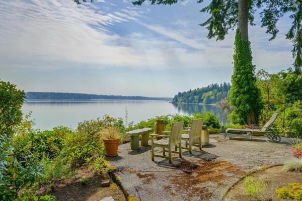 Charming Waterfront Home With Mt Rainier View - Olympia, WA