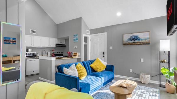 Skyline Loft With 2 Balconies 5 Min To Love Field - Farmers Branch, TX