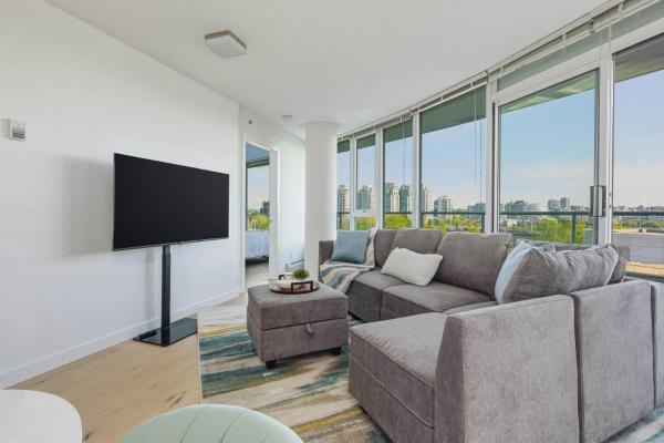 Pastel Pop 2br W/ 2 King Beds + Ac & Parking - Burnaby