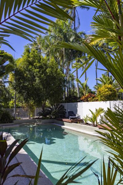 Beachluxe Sunseeker, Sublime Tropical Apartment - Port Douglas