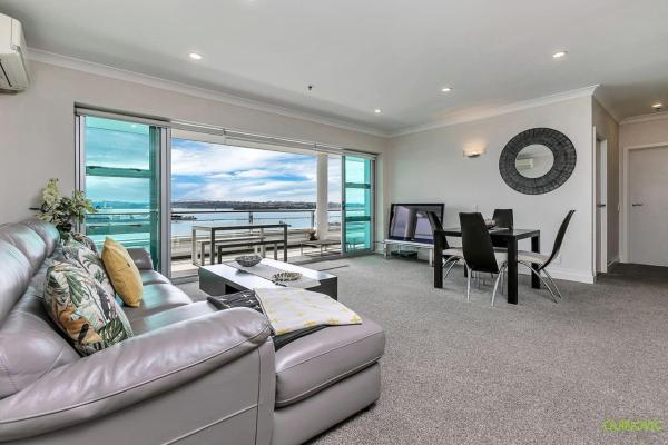 Spacious 3-bed Waterfront Apartment - Auckland