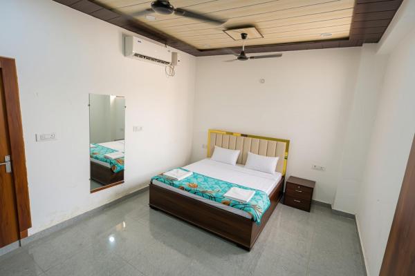 Omji Ashram - Ramnagar, 10 Min From Banke Bihariji - Vrindavan