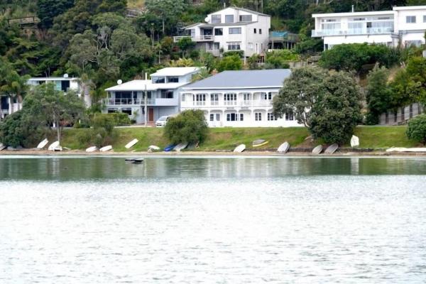 Bay View 3-bedroom Apartment Historic Beachfront Haven Restful, Charming, Unbeatable Views - Russell