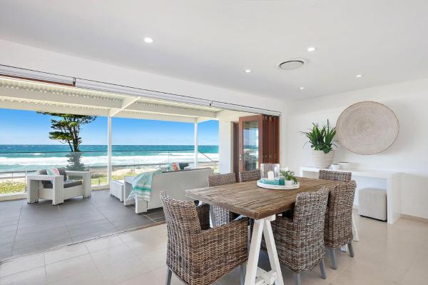 "Dea Del Mare" - 6 Bedroom House - Toukley