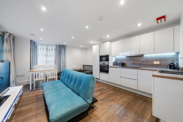 Riverside 1-bed Apartment - Roof Terrace - Sleeps 5 - City Skyline View - Bromley