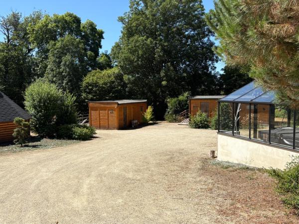 Chalets De 4 Personnes Indépendants En Pleine Nature, Climatisés Proche Du Puy Dufou - Puy du Fou