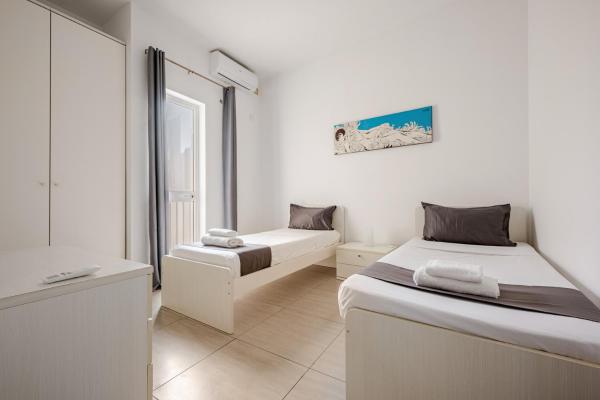 Gzr F32 Bright Room With Balcony Private Bathroom Access - Pembroke, Malta