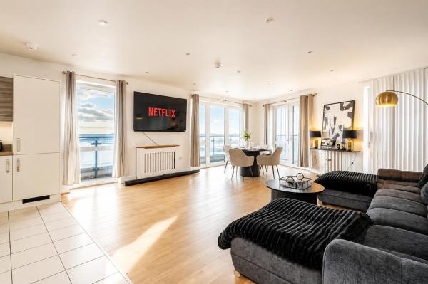 River View Penthouse With Big Balcony & Cinema - Southampton, UK