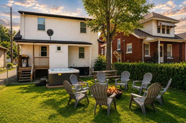 Spacious Retreat - Private Yard & Family Lounge - Louisville, KY