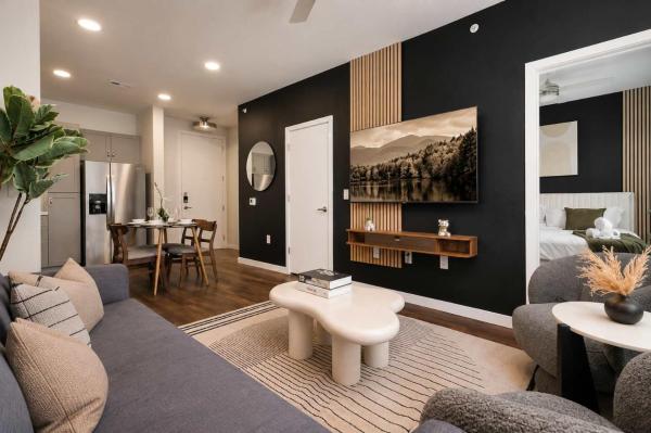 Modern Downtown Retreat With Pool And Gym - San Antonio, TX