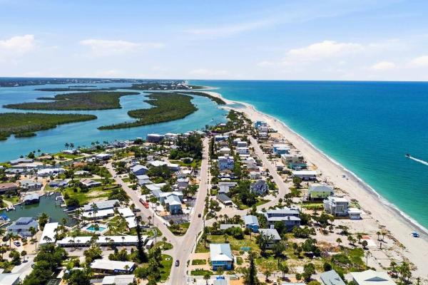Pirate's Paradise Manasota Key Beach Condo Dock & Pool - Manasota Key, FL