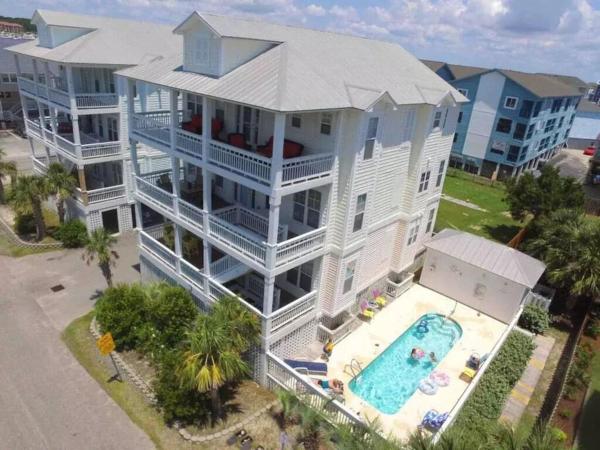 Stay Salty Villa Pool Is Open Walk To Beach - Carolina Beach, NC