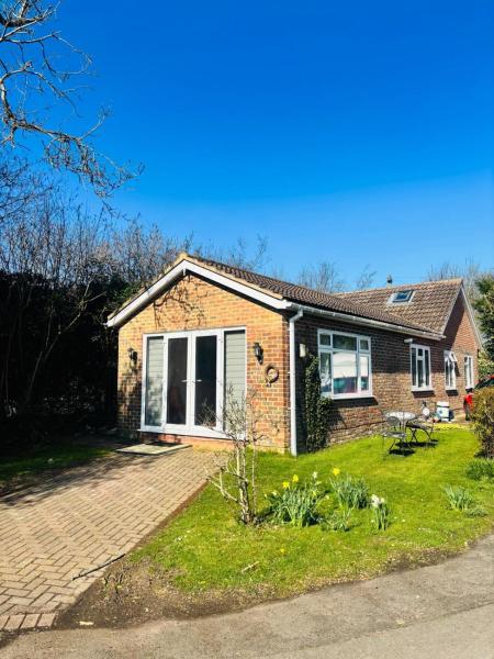 4 Bedroom Nicely Furnished With Parkings - High Wycombe