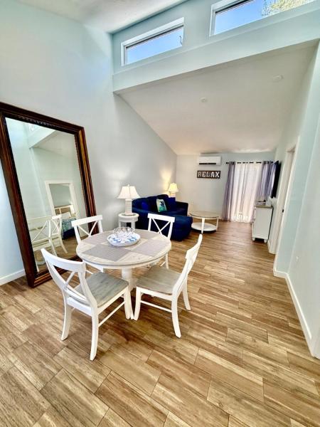 Villa 3 Walk To Beach, Pool, Daily Rentals - Siesta Beach, Florida