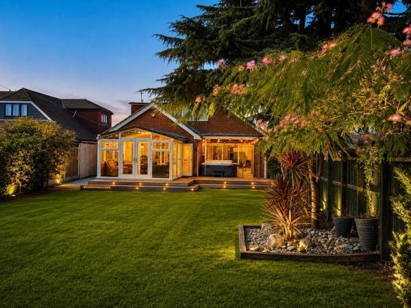 Coastal Escape With Hot Tub - Large Garden - Games Room - Pool Table - Two Bedroom Detached Home - Sleeps 6 - Bournemouth