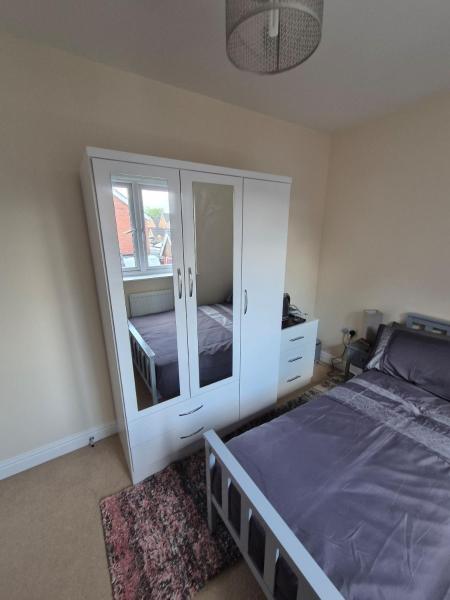 Elegant Guest Room In West Midlands Comfort And Convenience - Wolverhampton