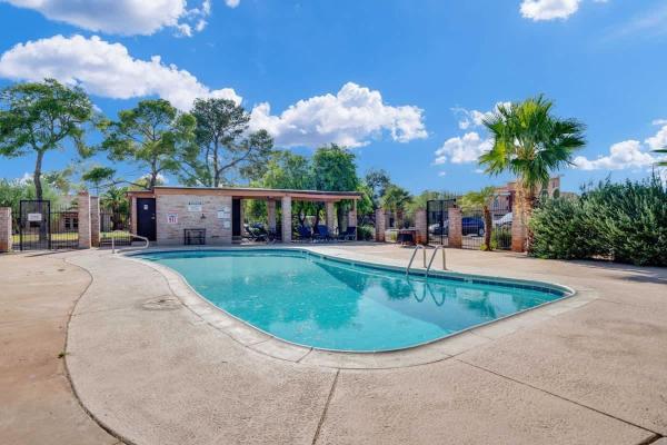 Cozy Pet Friendly Townhome With Pool - Tucson, AZ