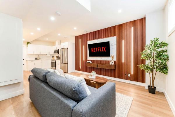 Luxury Private King Guest Suite Near Downtown Calgary Free Parking High Speed Wifi Air Conditioning Self Check In - Calgary
