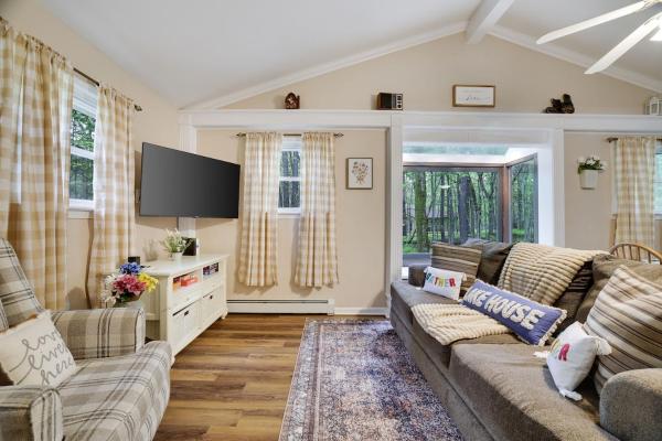 Pet-friendly Big Bass Lake Family Cottage - Gouldsboro Lake, PA
