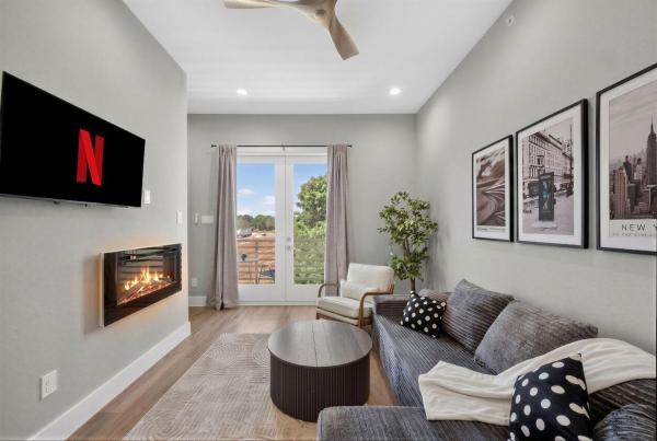 Stylish 2-story Dual Suite Near Downtown Fw - Fort Worth, TX