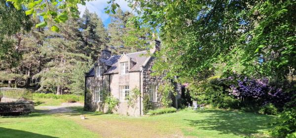 Cambus O May Hotel Cottages - 'Traditional, Rustic, Cosy' - Ballater