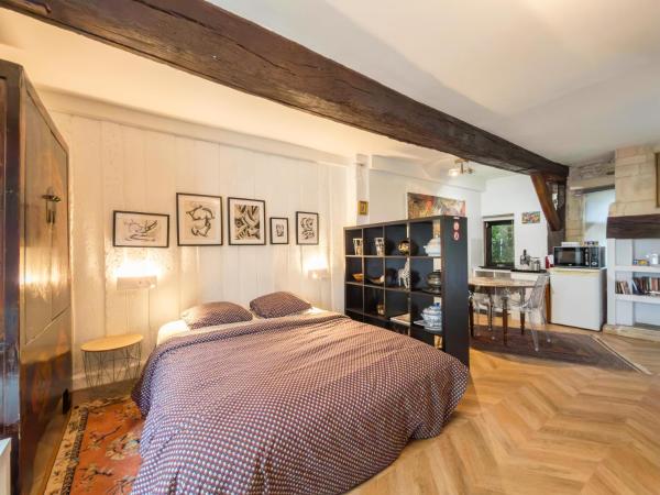 Independent Master Suite, 18th Century Home - Caen