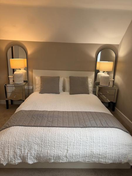 Stylish Sea View 3 Bed Retreat Hot Tub, Air Con - Isle of Wight