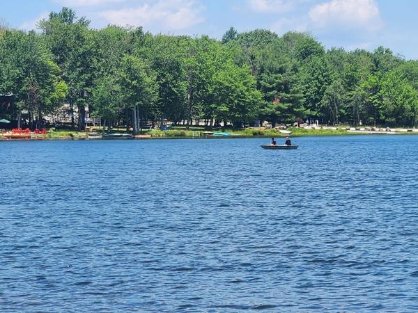 Lakefront Chalet In The Burches Beach,firepit,privacy - Mount Pocono, PA