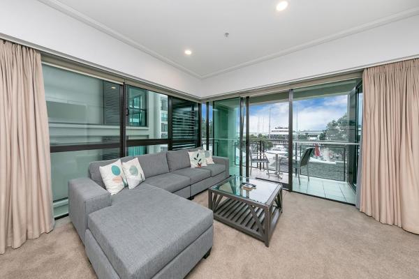 Sunlit Corner Apartment W/ Harbour Views - Auckland