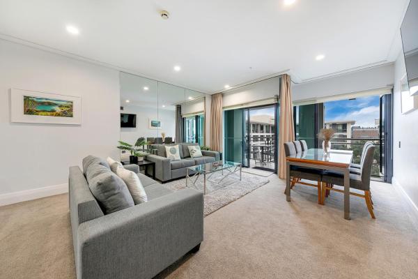 Elegant Waterfront Apartment With Harbour View - Auckland