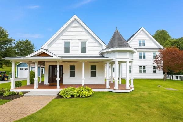 Modern Luxurious Home - Brockton