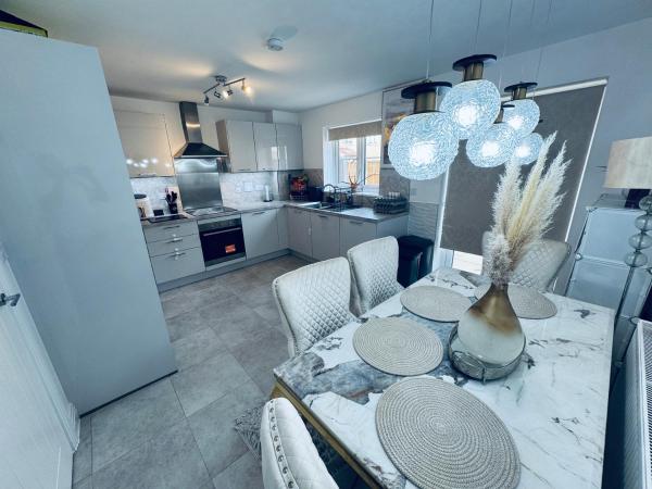 Stylish Modern Double Room With Private Bathroom - Peterborough