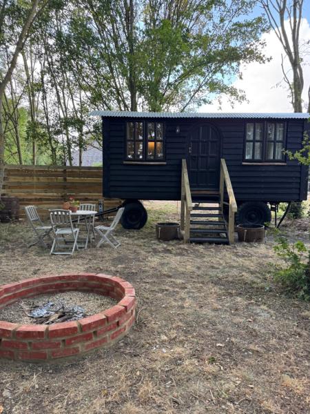 The Woodland Hideout Shepherd's Hut - Farm Stay - Essex
