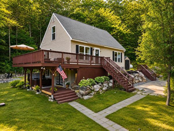 Sunset Lake Escape, Hot Tub & Trails, Game Room - Alton, NH