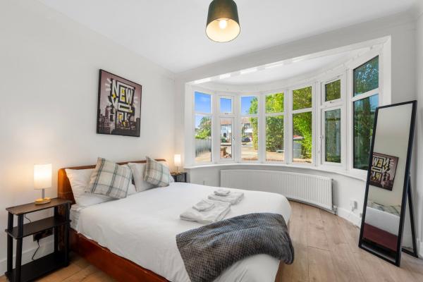 Contractor & Family Stay With Parking, Garden & Wifi - Beaconsfield, UK