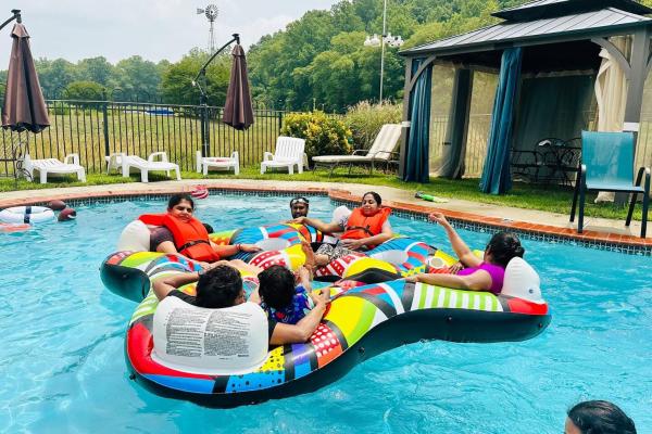 Huge Farmstay W/ Pool, Animals, Pond, & Game Room - 메릴랜드