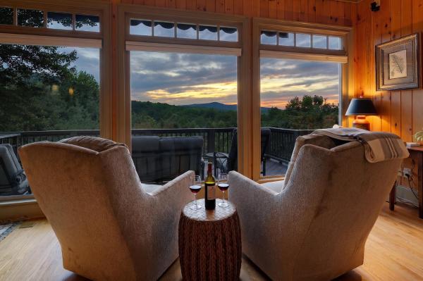 The Perch - Big Canoe, Ga - Soak In Your Own Private Hot Tub, Warm Up In The In-home Sauna, And Stretch Out Across Three Spaciou - Big Canoe, GA